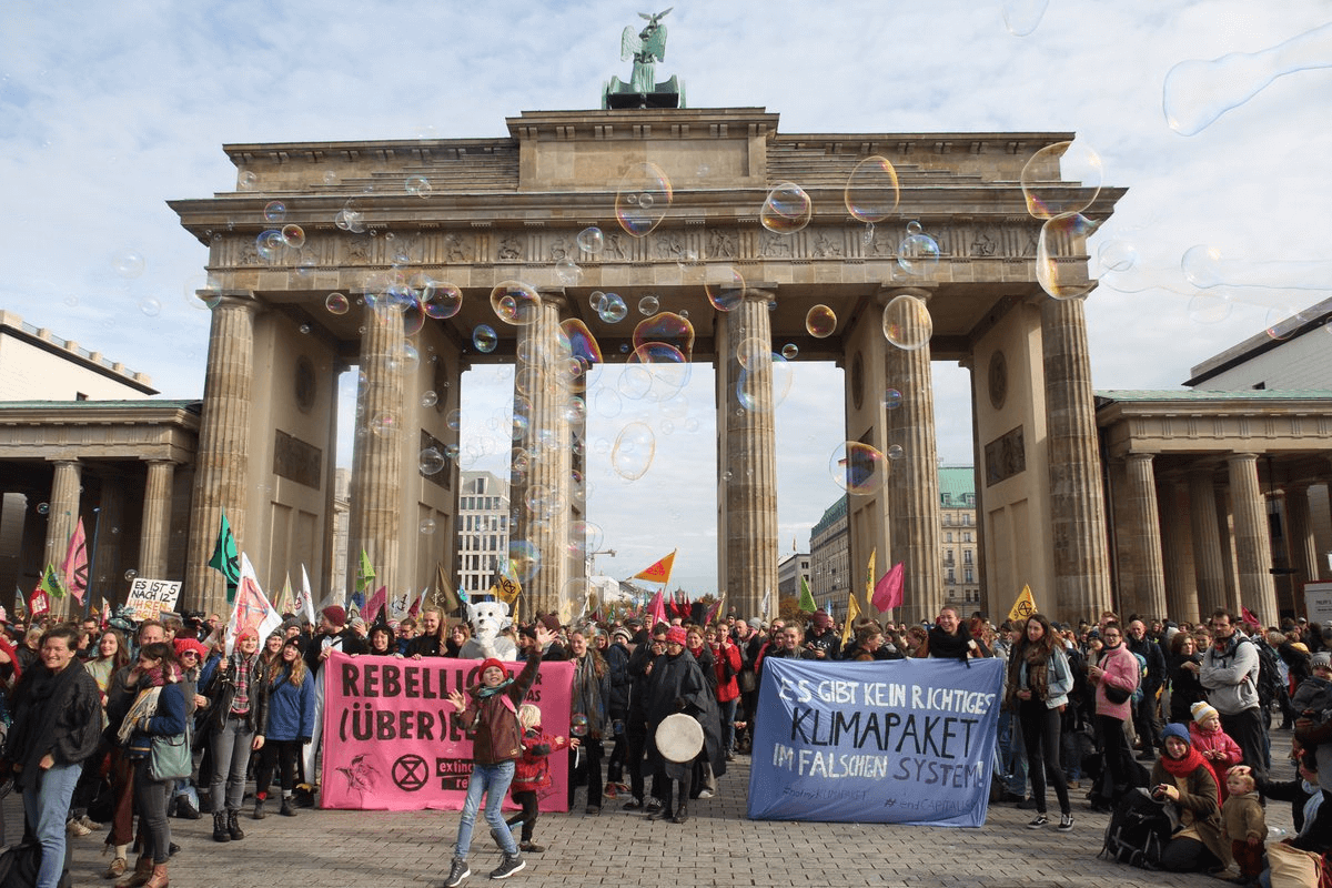 Rebel Daily 5: Non-violently hitting our stride - Extinction Rebellion UK